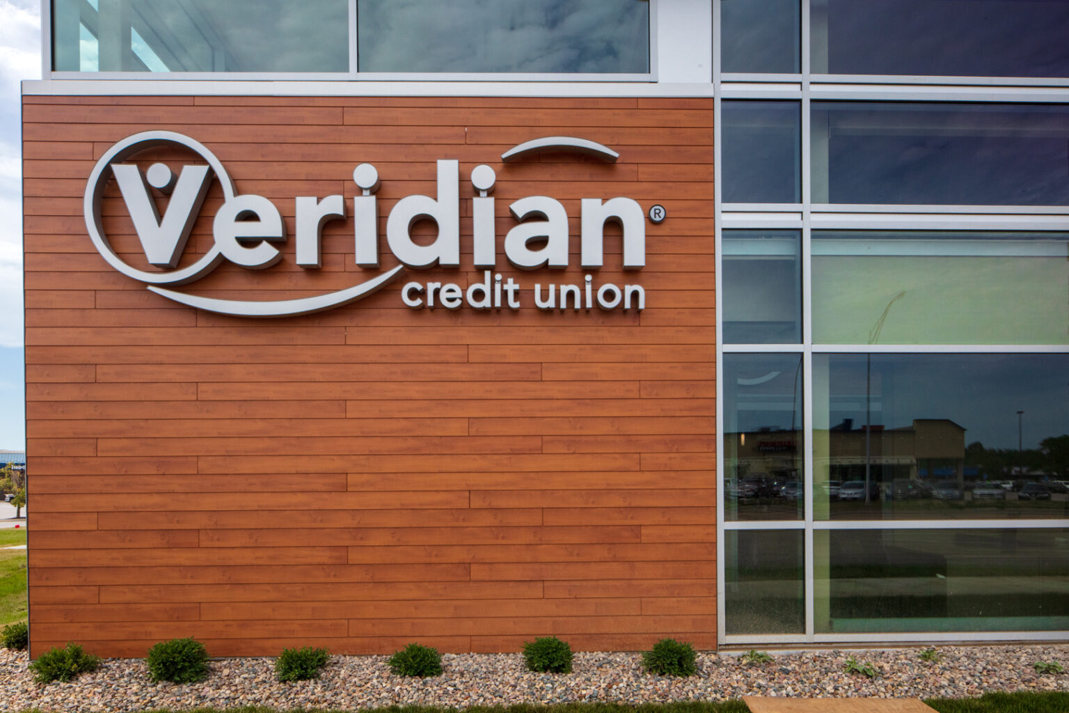 Veridian Credit Union (Dodge Street) - SGH Concepts